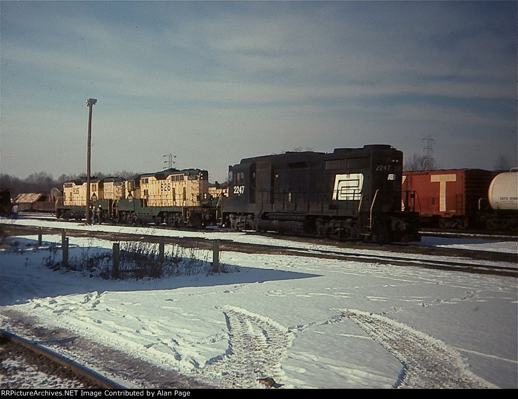 PC GP30 2247 and RDG GP7's 626 and 635